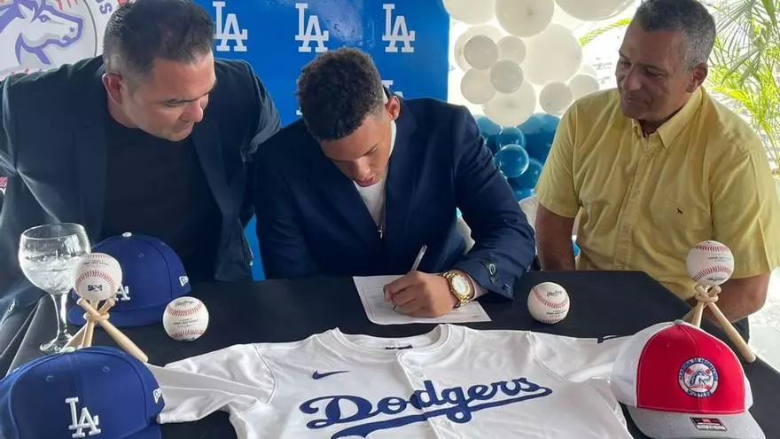 Adrián Torres Firma Con Los Dodgers De Los Ángeles