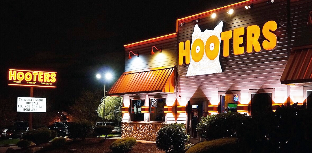 Hooters Al Borde De La Quiebra: La Icónica Cadena Enfrenta Su Mayor ...