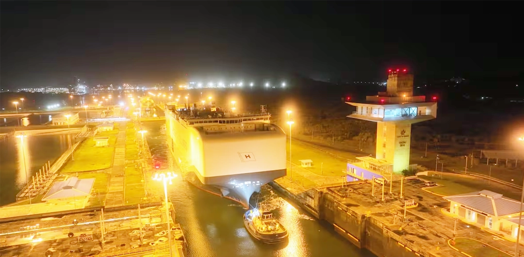 Récord Histórico: El Buque Más Grande De Su Tipo Cruza El Canal De Panamá